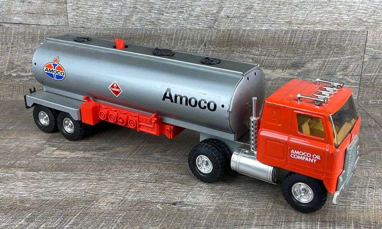 Ertl Amoco International fuel tanker truck - Schneider Auctioneers LLC