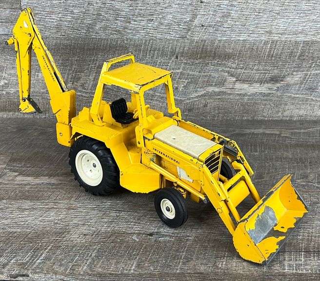 1/16 Ertl IH backhoe loader - Schneider Auctioneers LLC