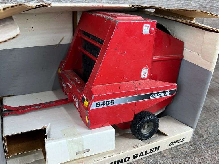 1/16 Case IH 8465 round baler - Schneider Auctioneers LLC