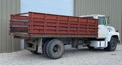 1979 Ford 700 grain truck - Schneider Auctioneers LLC