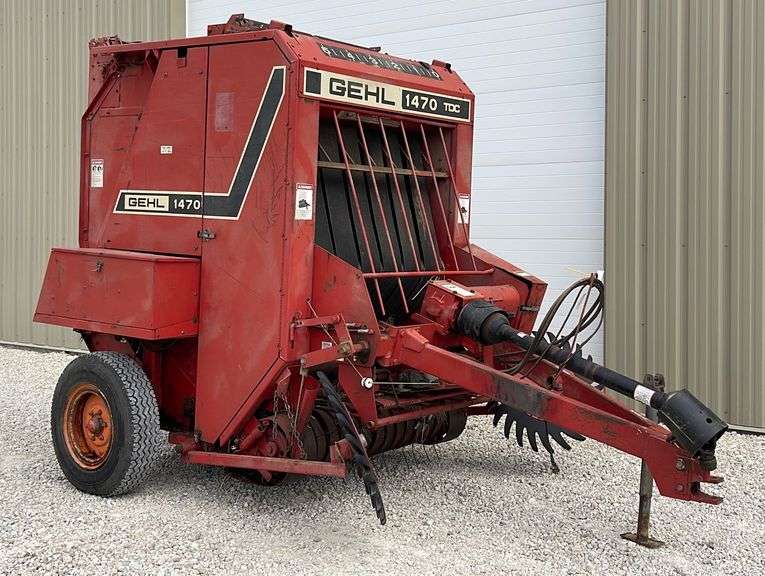 Gehl 1470 round baler - Schneider Auctioneers LLC