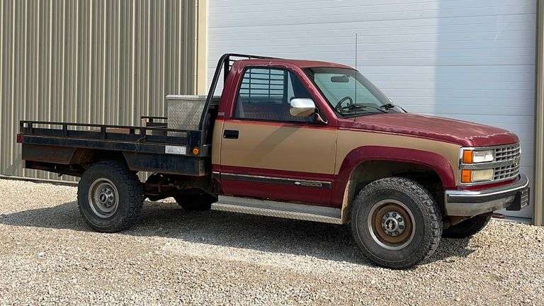 1990 Chevrolet 2500 4x4 flatbed - Schneider Auctioneers LLC