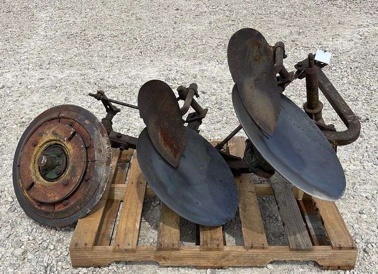 John Deere 2-bottom 3-pt disc plow - Schneider Auctioneers LLC
