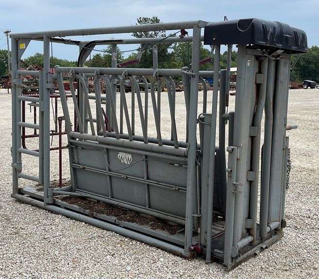 WW squeeze chute w/ head catch gate - Schneider Auctioneers LLC