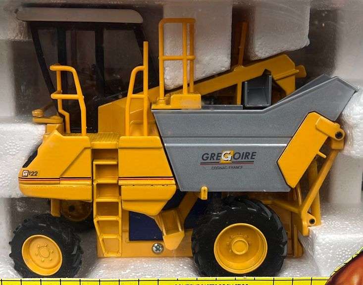 Joal Compact Gregoire self propelled grape harvester - Schneider ...
