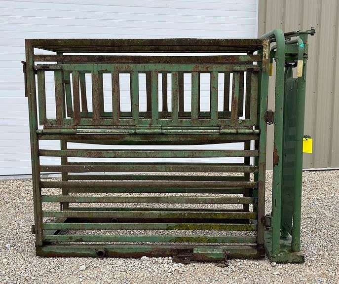 Cattle chute w/ Powder River head catch gate - Schneider Auctioneers LLC