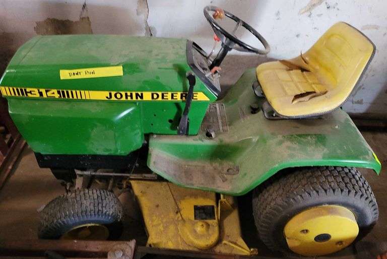 John Deere 314 garden tractor - Sherwood Auctions