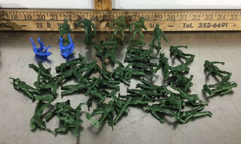 Plastic Army Tanks & Little Green Men - Sherwood Auctions