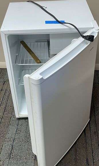 Sanyo Mini Refrigerator 29 - Sherwood Auctions