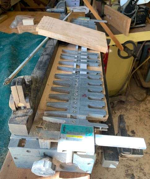 Leigh D4 Dovetail Jig - Sherwood Auctions