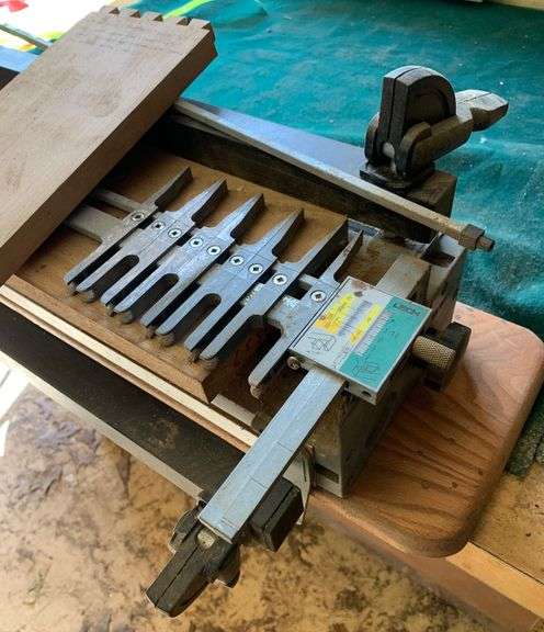 Leigh D4 Dovetail Jig - Sherwood Auctions