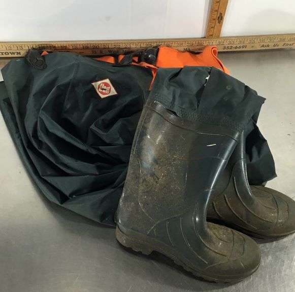 Red Ball Waders, Flower Pot And Other Tools - Sherwood Auctions