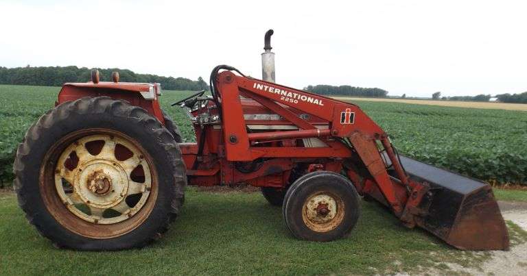 IH 674 GAS LOADER TRACTOR - Sherwood Auctions