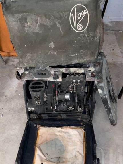 Antique Victor 16mm Cine Projector- has water damage - Sherwood Auctions