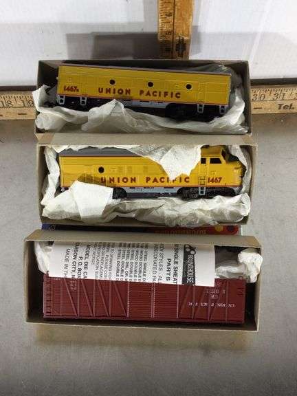 (3) HO Scale Roundhouse Model Train Cars - Sherwood Auctions
