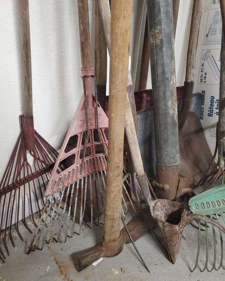Roof Rake, Yard Rakes & Antique Potato Planters - Sherwood Auctions