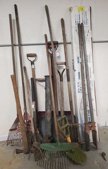 Roof Rake, Yard Rakes & Antique Potato Planters - Sherwood Auctions