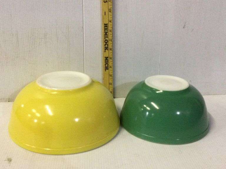 2 Vintage Solid Color Pyrex Mixing Bowls - Sherwood Auctions