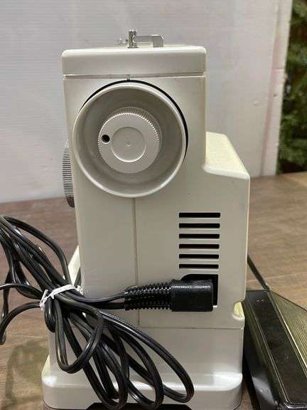 Singer 6105 Sewing Machine - Sherwood Auctions