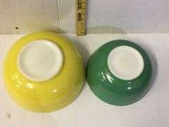 2 Vintage Solid Color Pyrex Mixing Bowls - Sherwood Auctions