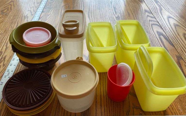 Small Tupperware Containers - Sherwood Auctions