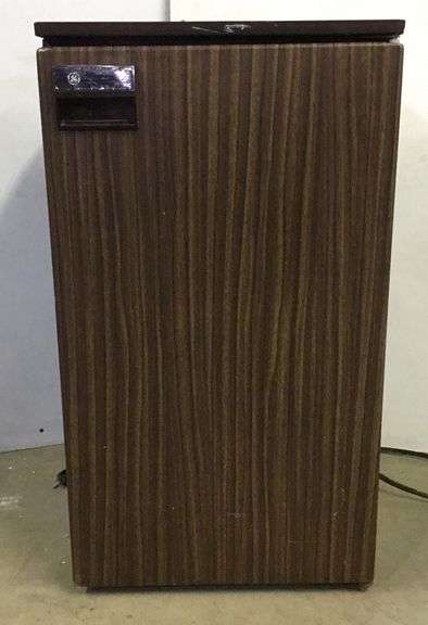 GE Mini Refrigerator (33 1/2” tall & 19” x 18”) has power when plugged ...