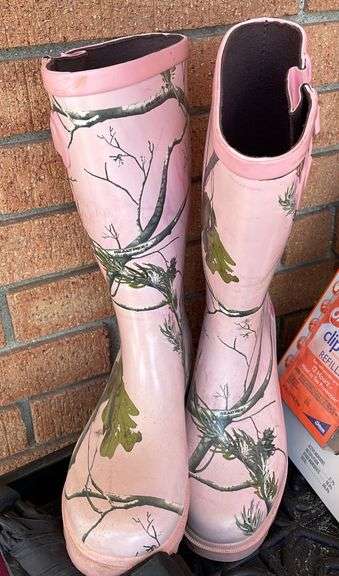 Rubber Boot Tray, Umbrella, Realtree Womens Size 7 Muck boots, & Clip ...