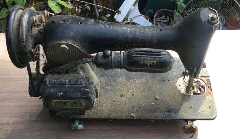 Singer Sewing Machine - Sherwood Auctions