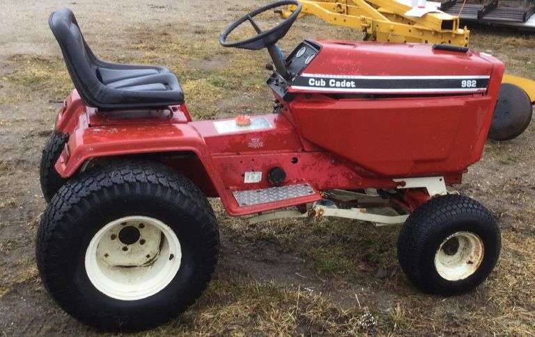 International 982 Cub Cadet - Sherwood Auctions