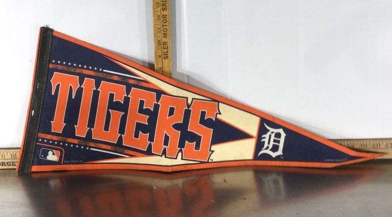 2009 MLB Detroit Tigers Flag - Sherwood Auctions