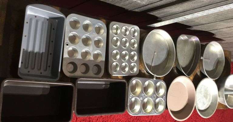 Assorted Baking Pans - Sherwood Auctions