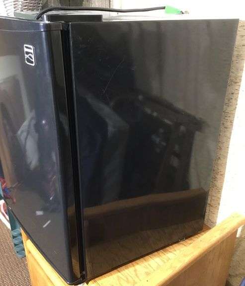Kenmore Mini Fridge 24”x19”x17” - Sherwood Auctions