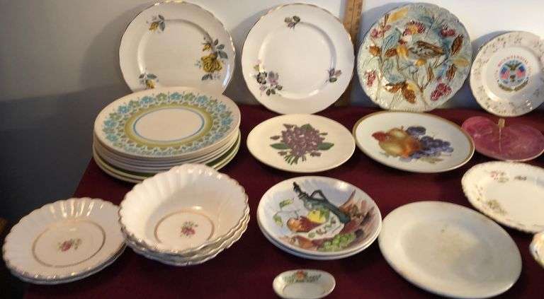 Nice Assortment of Collectable Plates - Sherwood Auctions