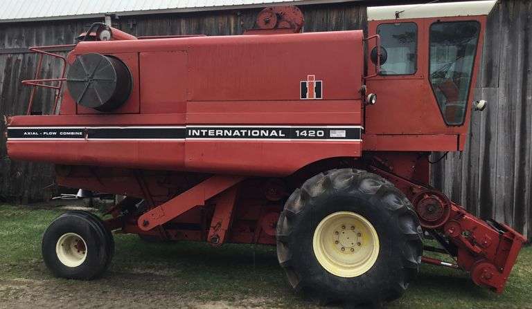 International 1420 Combine 2 WD - Sherwood Auctions