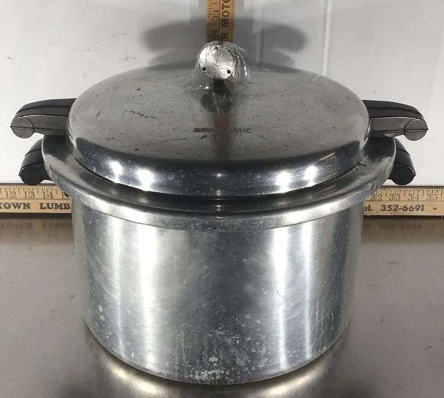 Mirro-Matic “16” Pot - Sherwood Auctions