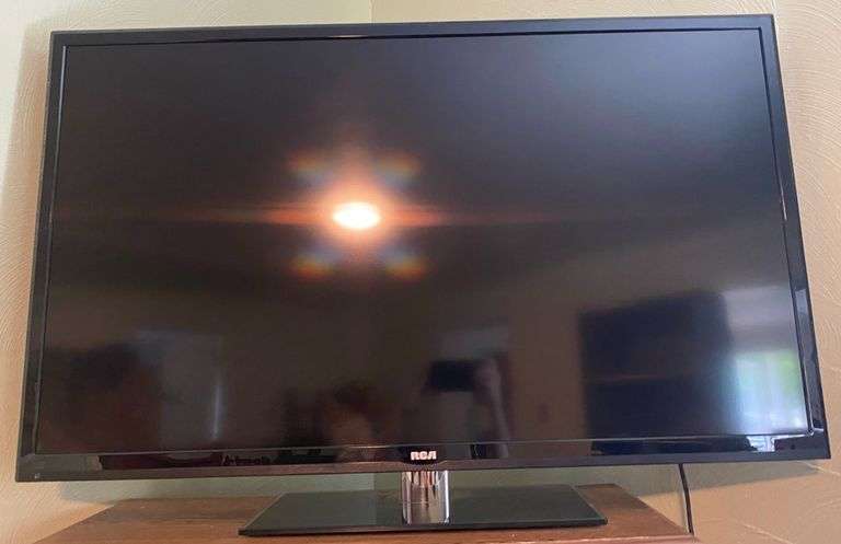 RCA 46" LED LCD Flat Screen Full HD 1080P TV- has power - Sherwood Auctions