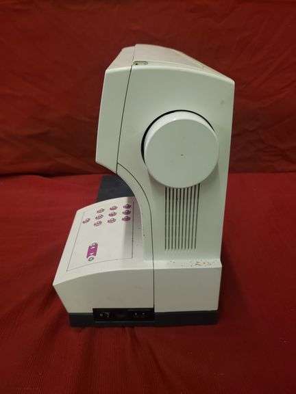 Classic Style Quilt PFAFF Sewing Machine - Sierra Auction Management Inc