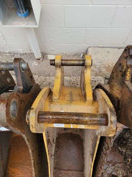 Case Backhoe Bucket 12 In - Sierra Auction Management Inc