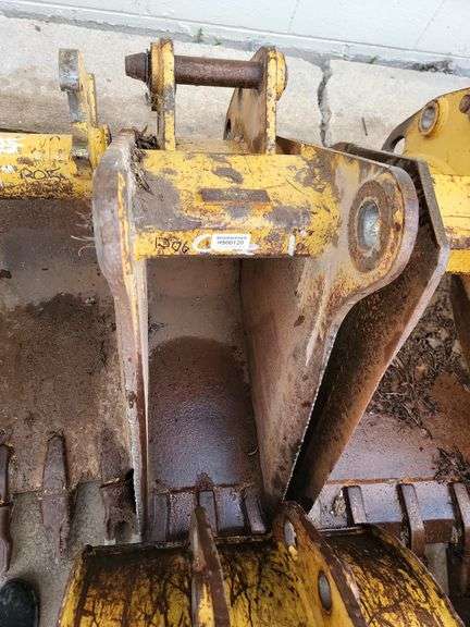 Case Backhoe Bucket 12 In - Sierra Auction Management Inc