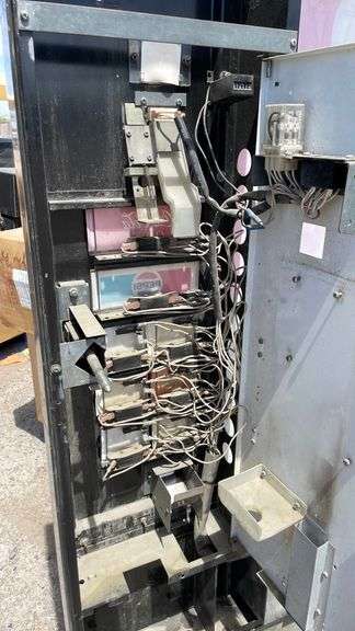 Dixie-Narco DNCB 501T/280-8 Vending Machine - Sierra Auction Management Inc