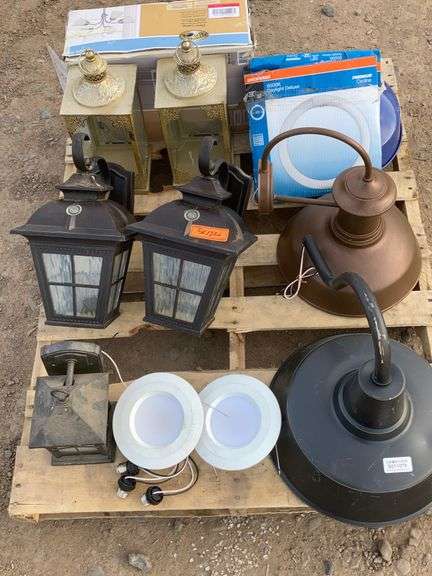Assorted lights and light fixtures - Sierra Auction Management Inc