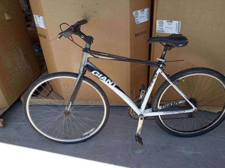 Black and White Giant Rapid Mountain Bike - Sierra Auction Management Inc