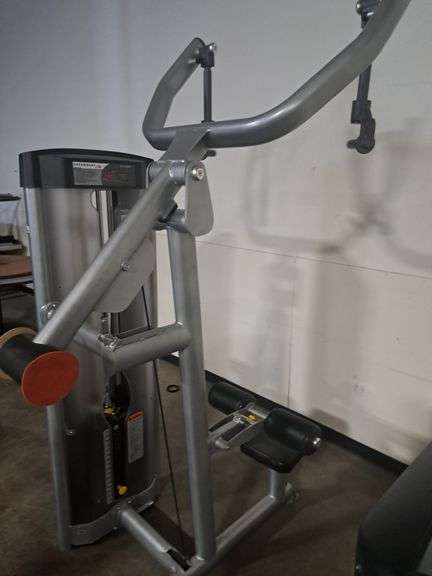 Paramount Lat Pull-down Weight Machine - Sierra Auction Management Inc