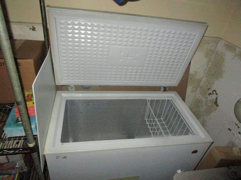 Igloo FRF710.SM Chest Freezer - Sierra Auction Management Inc