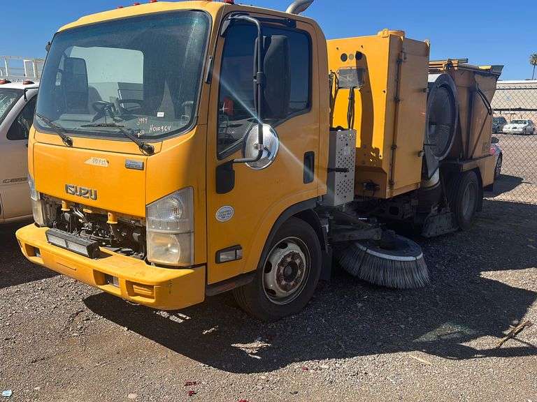 2014 Isuzu NRR Street Sweeper - Sierra Auction Management Inc