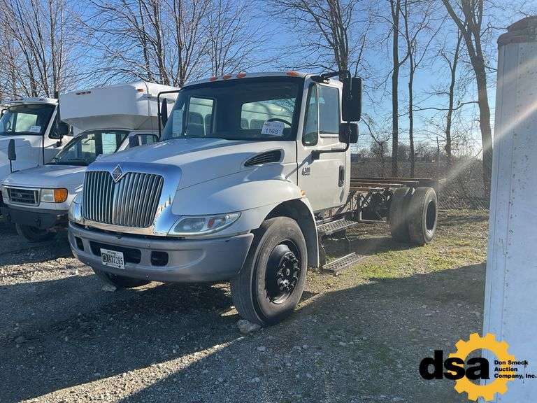2005 International 4400 Cab and Chassis - Don Smock Auction Company
