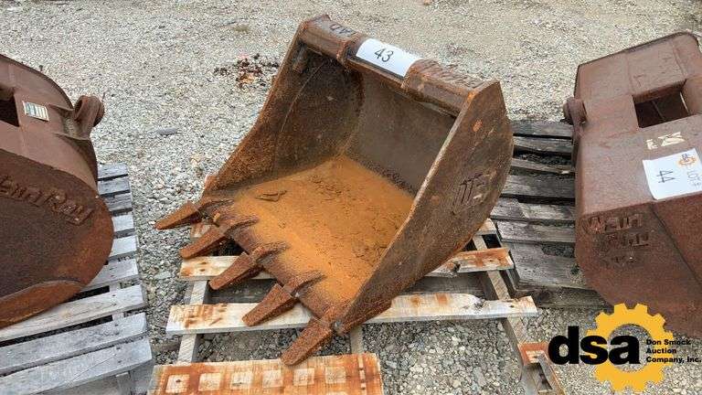 30" Wain Ray Bucket with Teeth - Don Smock Auction Company