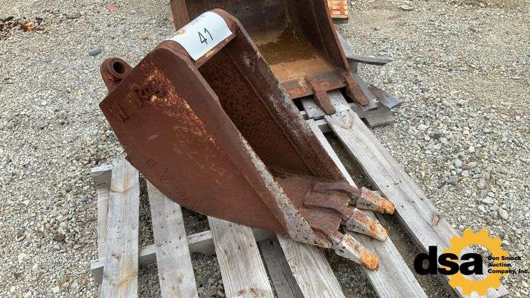 12" Wain Ray Bucket with Teeth - Don Smock Auction Company