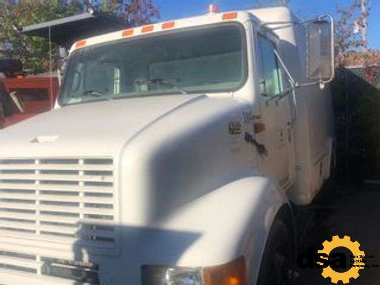 1999 International Navistar 4700 Box Truck, - Don Smock Auction Company