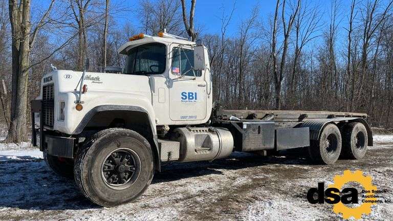1987 Mack RD600 Roll Off Truck, - Don Smock Auction Company